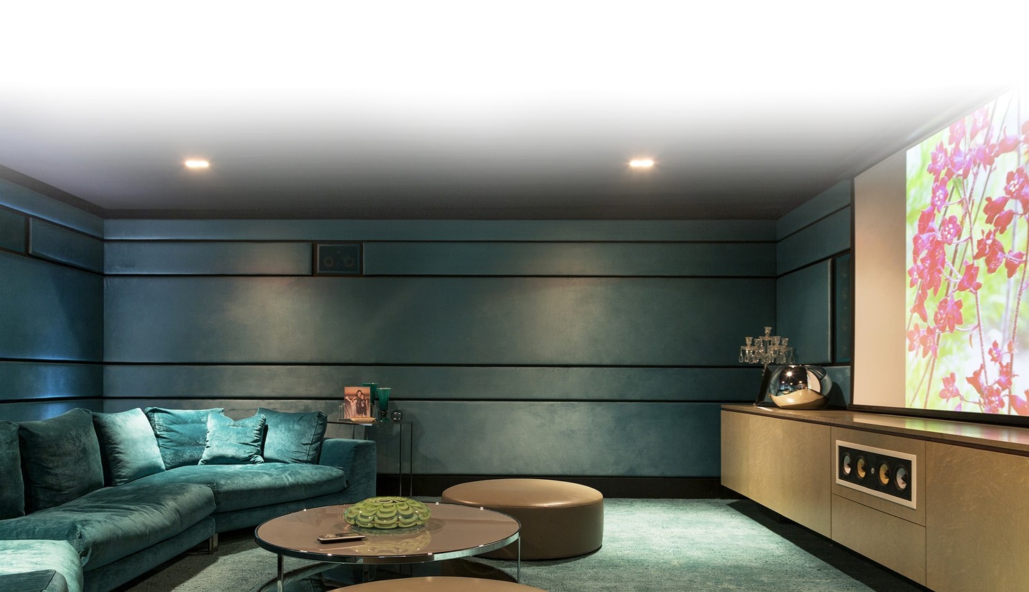 Motorise your projection screen to enjoy cinema at home! - Somfy