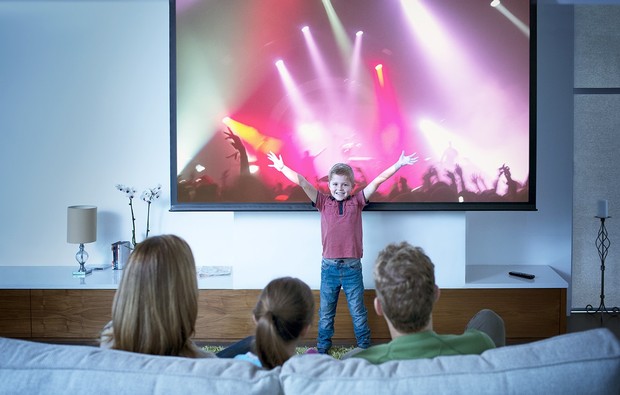 Motorise your projection screen to enjoy cinema at home! - Somfy