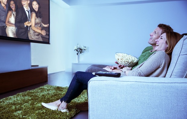 Motorise your projection screen to enjoy cinema at home! - Somfy